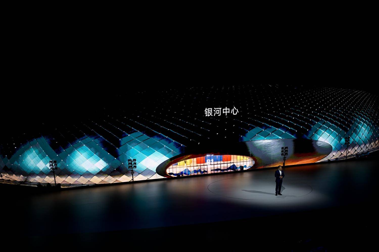 17.58 万元起售吉利银河E8｜45英寸8K大联屏震撼_搜狐汽车_搜狐网