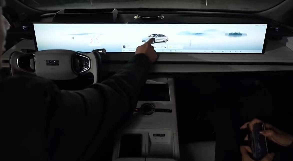 银河E8开年就放大，17.58万就配上45英寸大屏，8295芯片_搜狐汽车_搜狐网