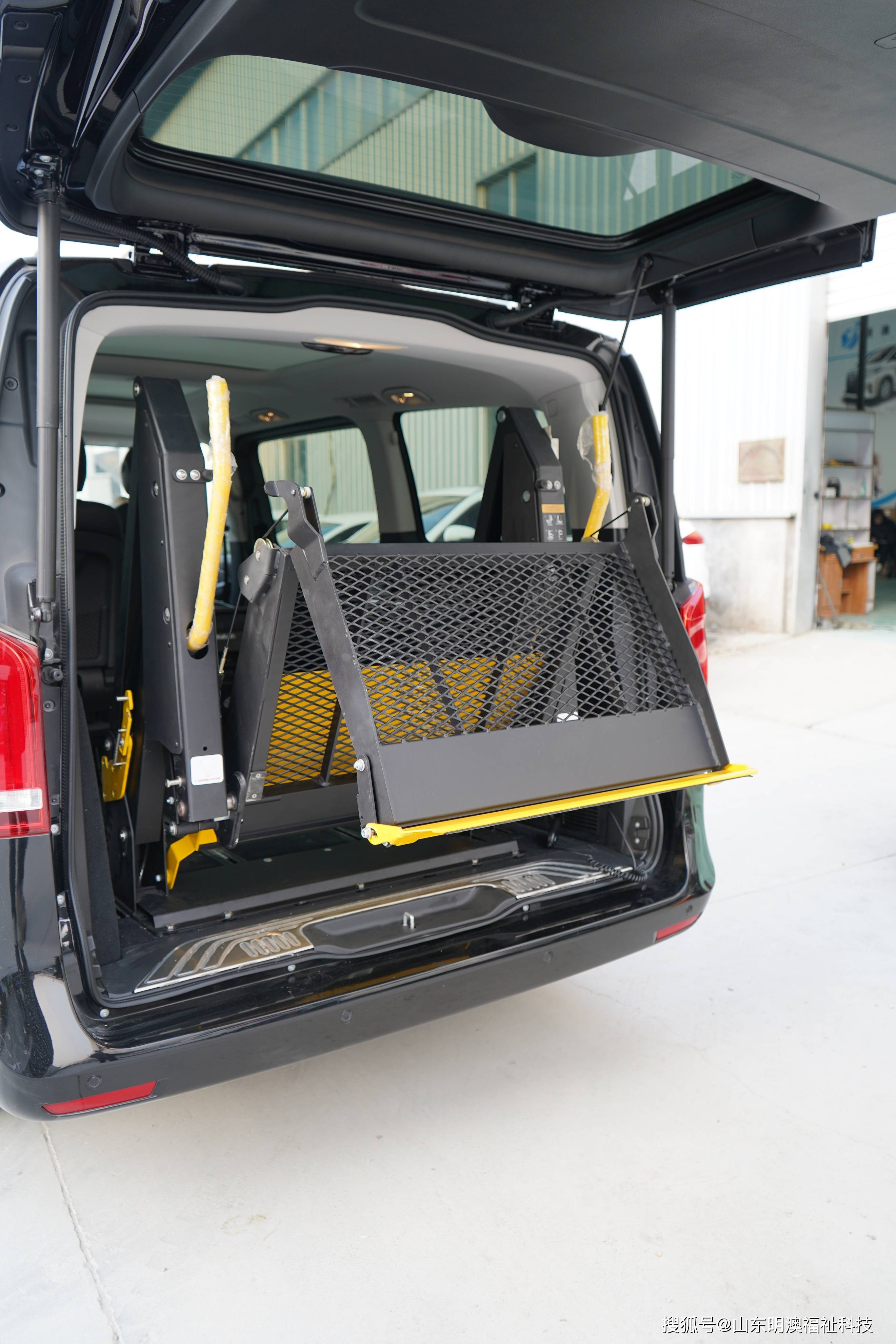 【改装】奔驰V260加装轮椅升降平台_搜狐汽车_搜狐网