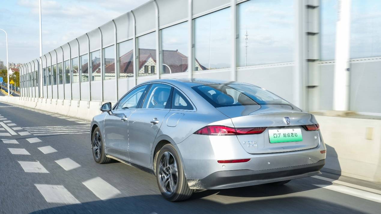 10.98万元起步 插混中型轿车竟然这么卷了 荣威D7 DMH值得买吗？_搜狐汽车_搜狐网