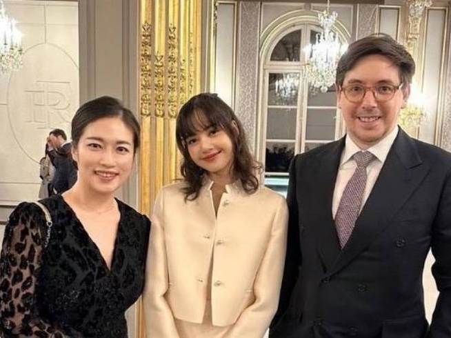 Lv三公子与lisa恋情传闻加剧，一同现身慈善晚会引关注表演法国造型