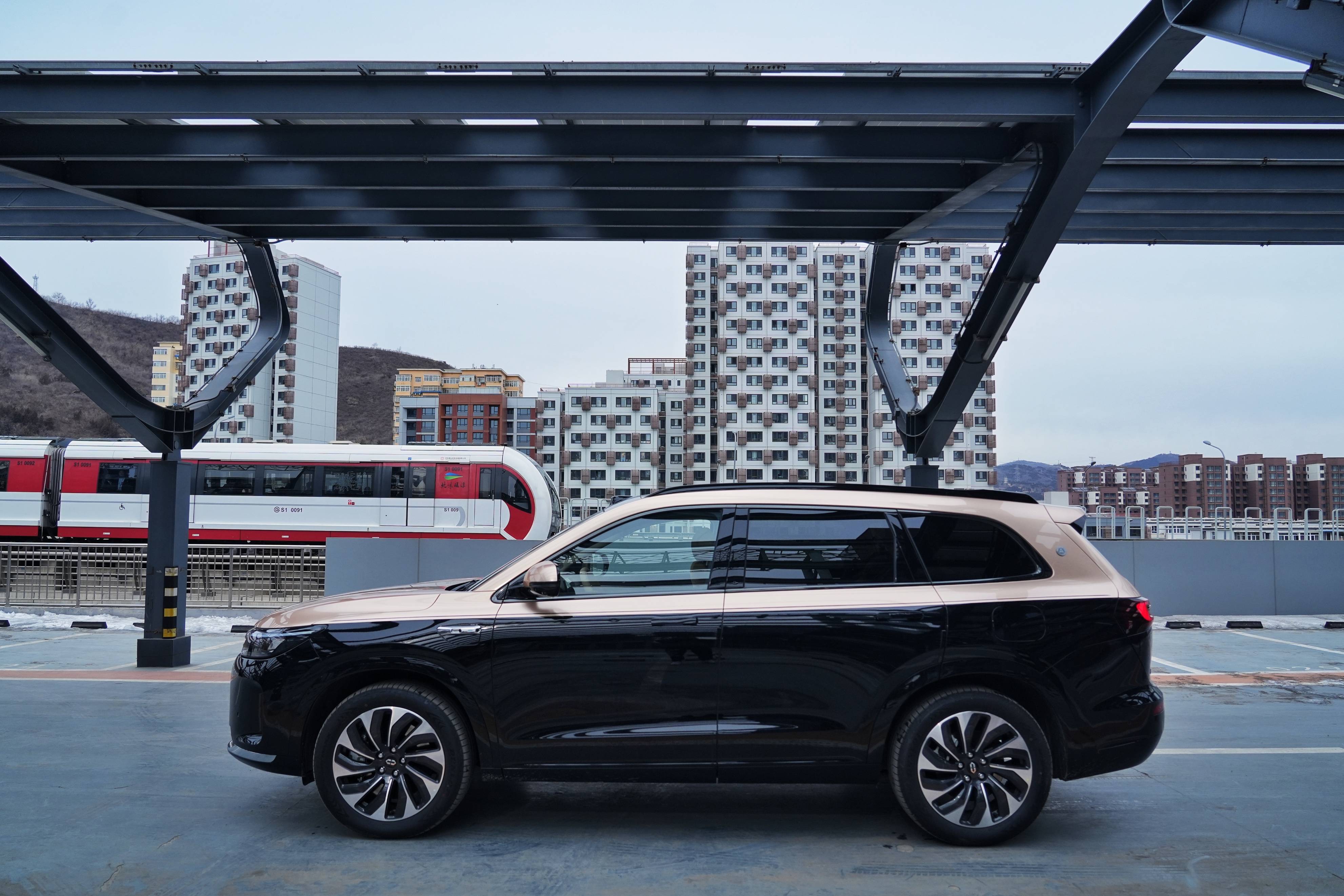 问界新M7变身迈巴赫GLS，回头率不输大哥问界M9_搜狐汽车_搜狐网