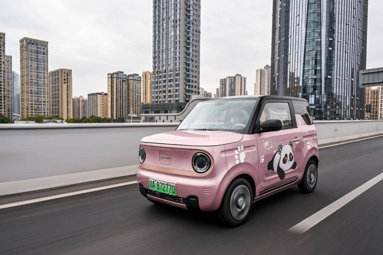 5万预算，纯电二选一，宏光MINIEV第三代马卡龙熊猫mini谁是代步首选？_搜狐汽车_搜狐网