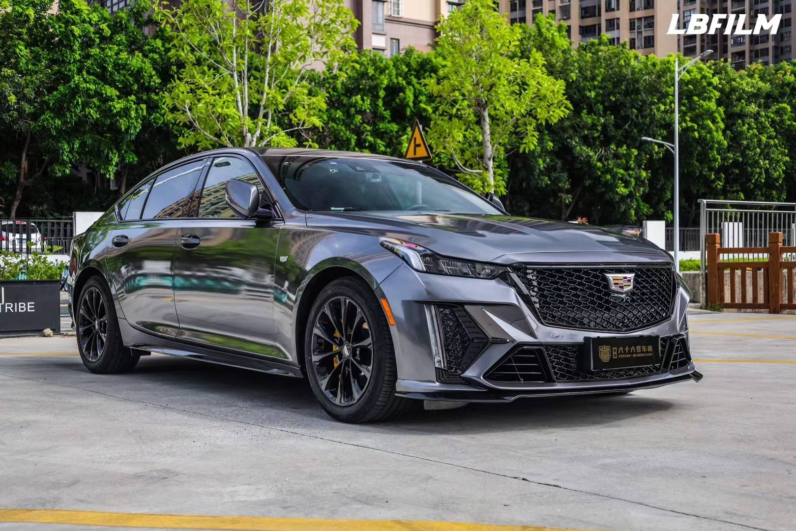 凯迪拉克CT5-LB改色膜超亮金属钨钢，颜色介于黑和灰之间_搜狐汽车_搜狐网