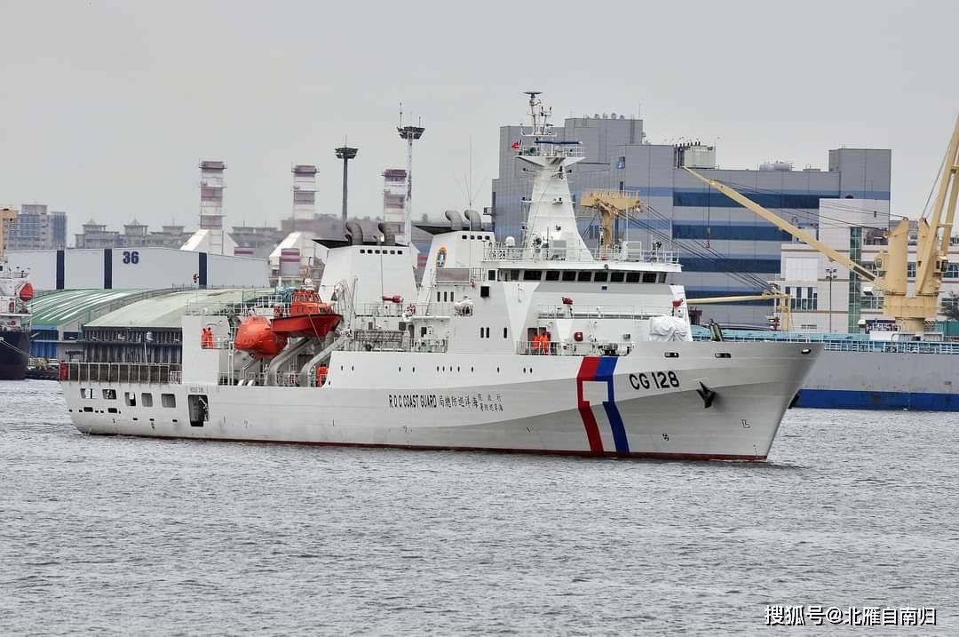 台3000吨巨舰冲向金门，054A型海警船半路拦截，进退两难好尴尬 -6parkbbs.com