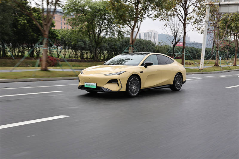 45英寸8K无界屏+3.49s破百，22.88万的银河E8性能版有多能打？_搜狐汽车_搜狐网