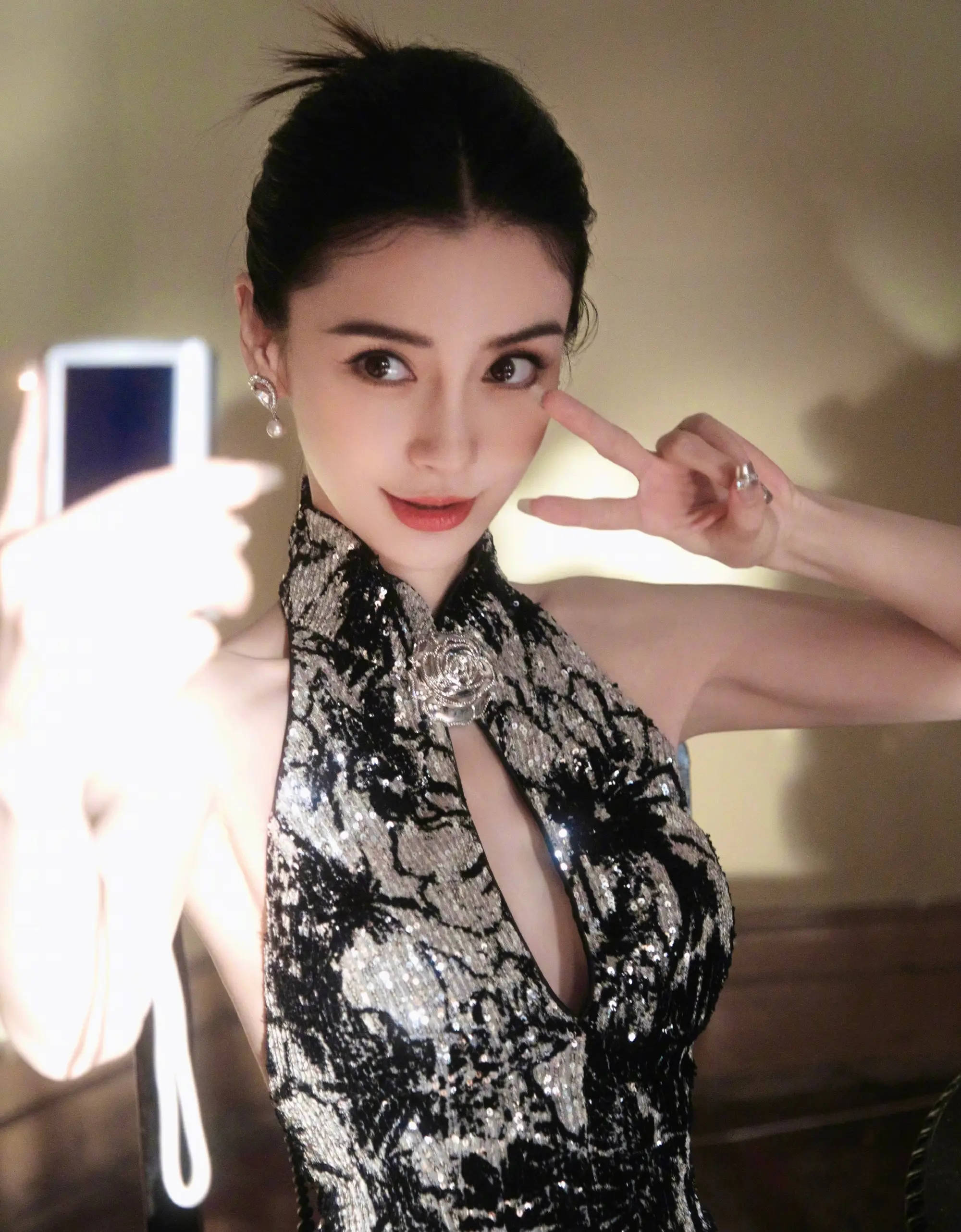 杨颖分享自拍美照红唇吸睛 嘟嘴比耶可爱又俏皮 搜狐大视野 搜狐新闻