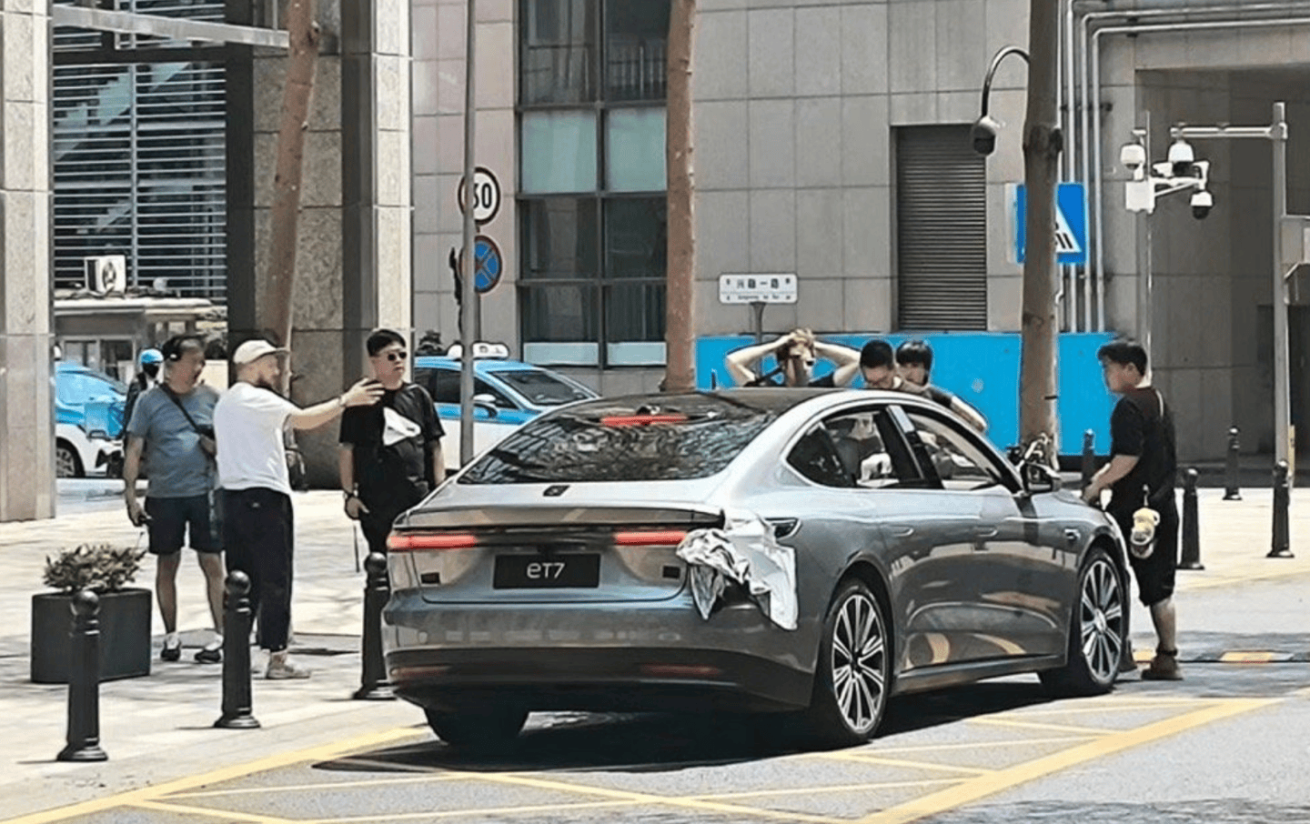 蔚来新款ET7谍照曝光 加入月灰银配色/后排新增两块屏幕_搜狐汽车_搜狐网