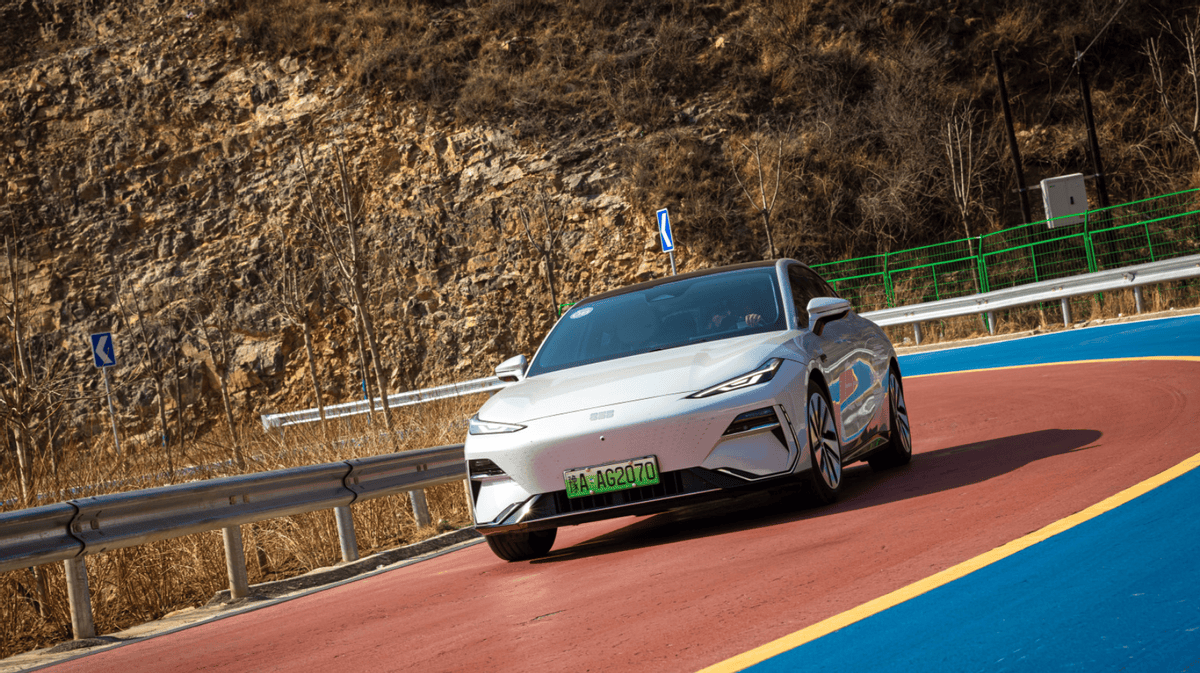 吉利银河E8深度体验，智能与驾控的完美融合！_搜狐汽车_搜狐网