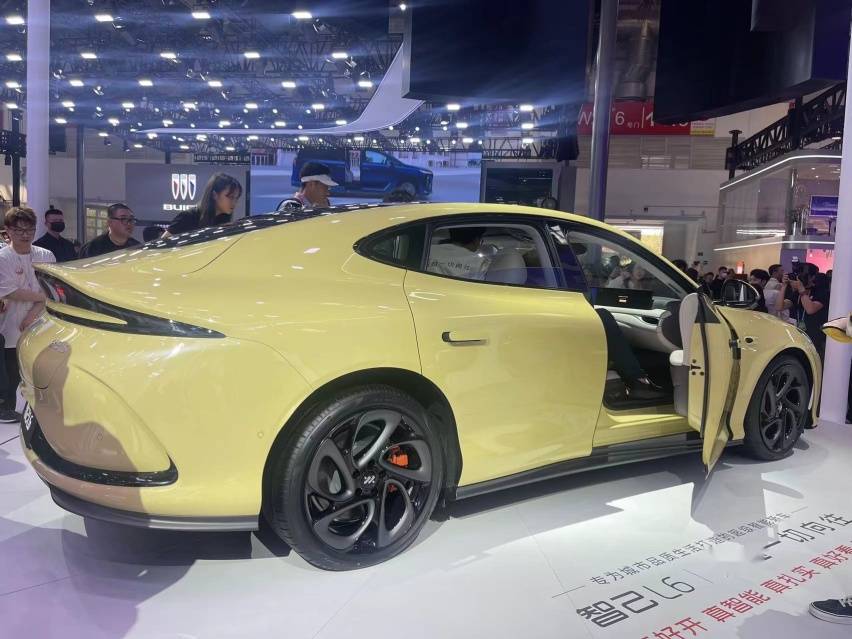 全系搭载智能生态驾舱系统IMOS 3.0，智己L6亮相_搜狐汽车_搜狐网