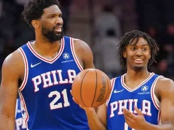 NBA ：76人队112-106战胜尼克斯队，球员表现一览，马克西46分功不可没_比赛_罚球_三分球