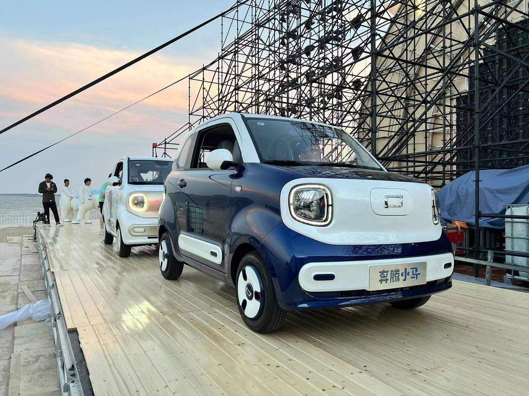 售价2.69万元起！实拍奔腾小马，大过宏光MINIEV，1公里仅需5分钱_搜狐汽车_搜狐网