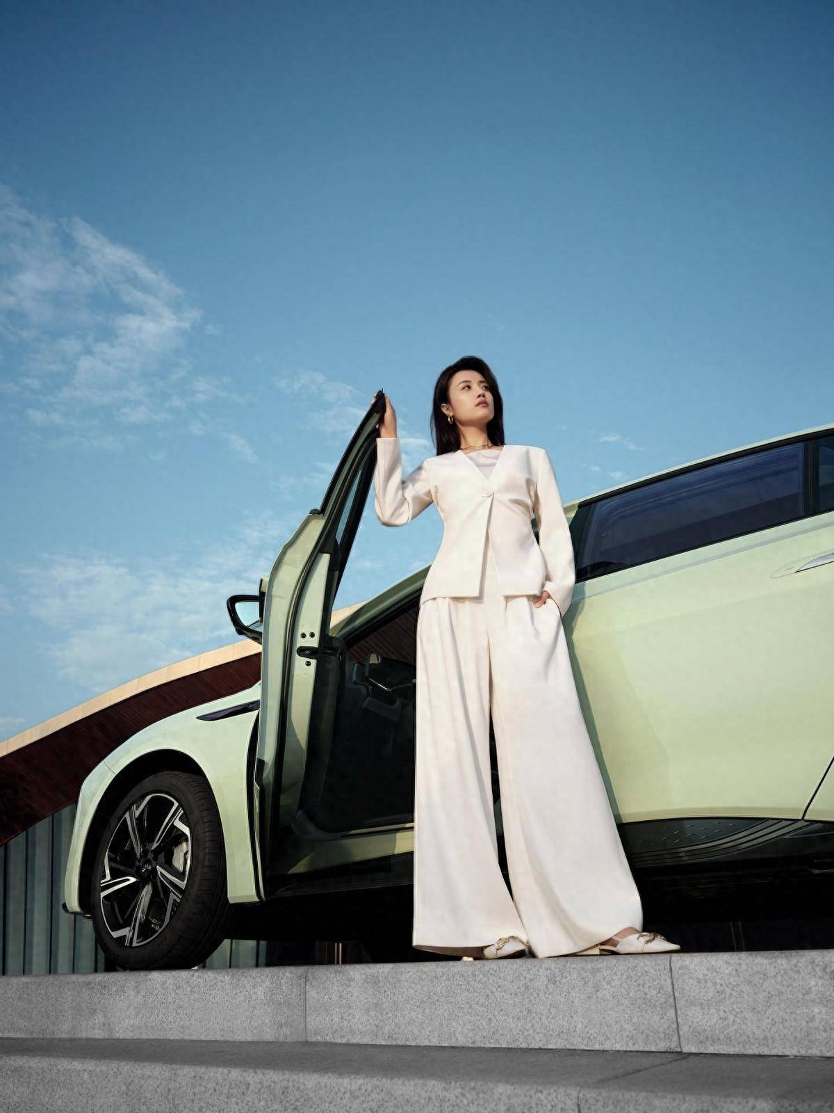 超值购车首选！红旗EH7“5+2”福利，下定2000元享52000元膨胀！_搜狐汽车_搜狐网