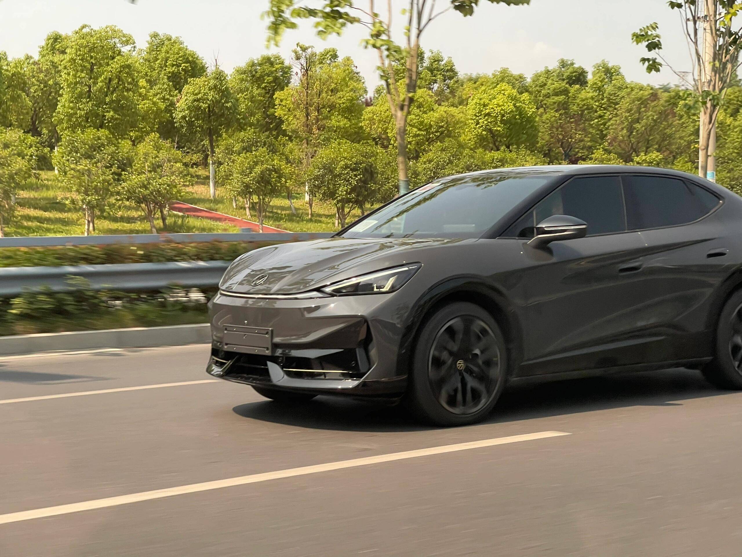 ID.UNYX与众现身街头，大过ID.4配金色logo，搭340马力/续航621km_搜狐汽车_搜狐网