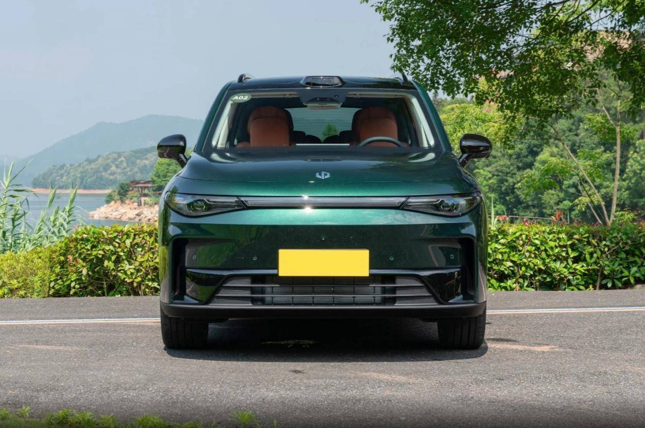 实拍零跑C16，配骁龙8295P芯片+6座布局，仅15.58万起，有多香？_搜狐汽车_搜狐网