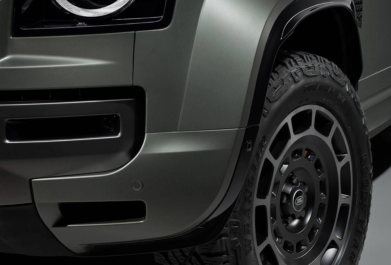 搭载4.4T V8轻混动力系统，路虎发布卫士OCTA车型官图_搜狐汽车_搜狐网