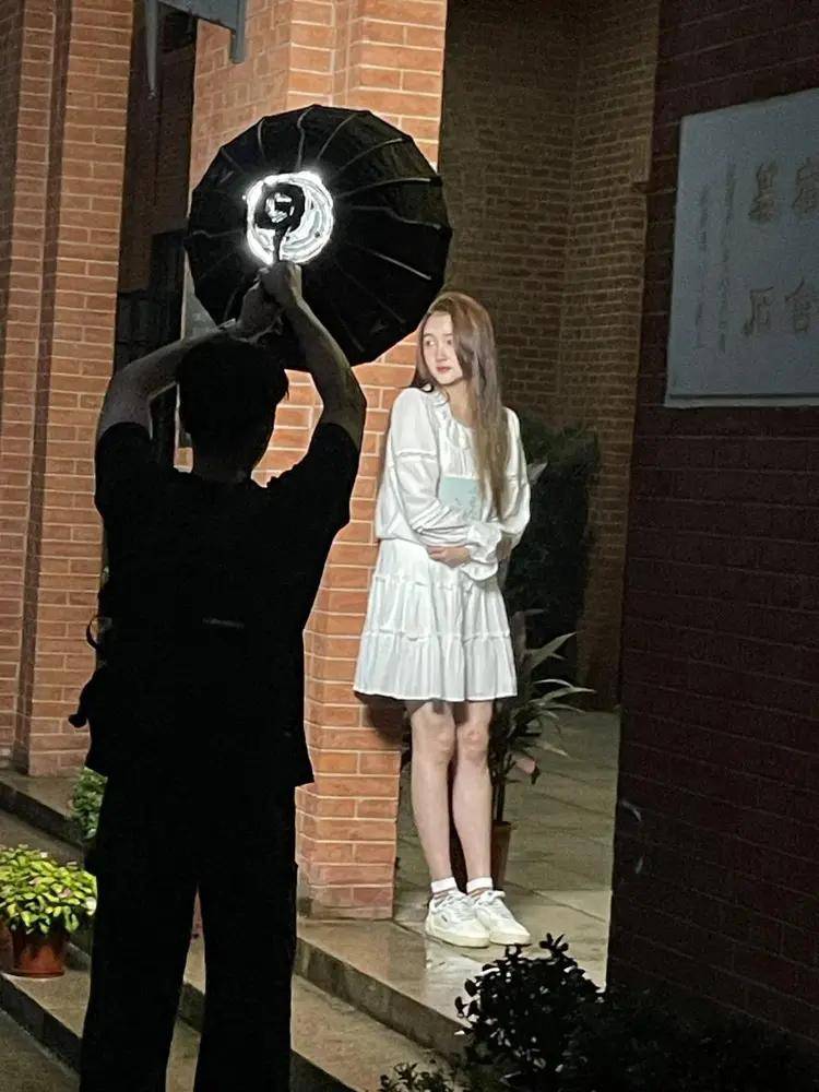 173cm关晓彤现身上海交大，本人娇小膝盖带伤，路人生图更好看！_网友_鹿晗_人家