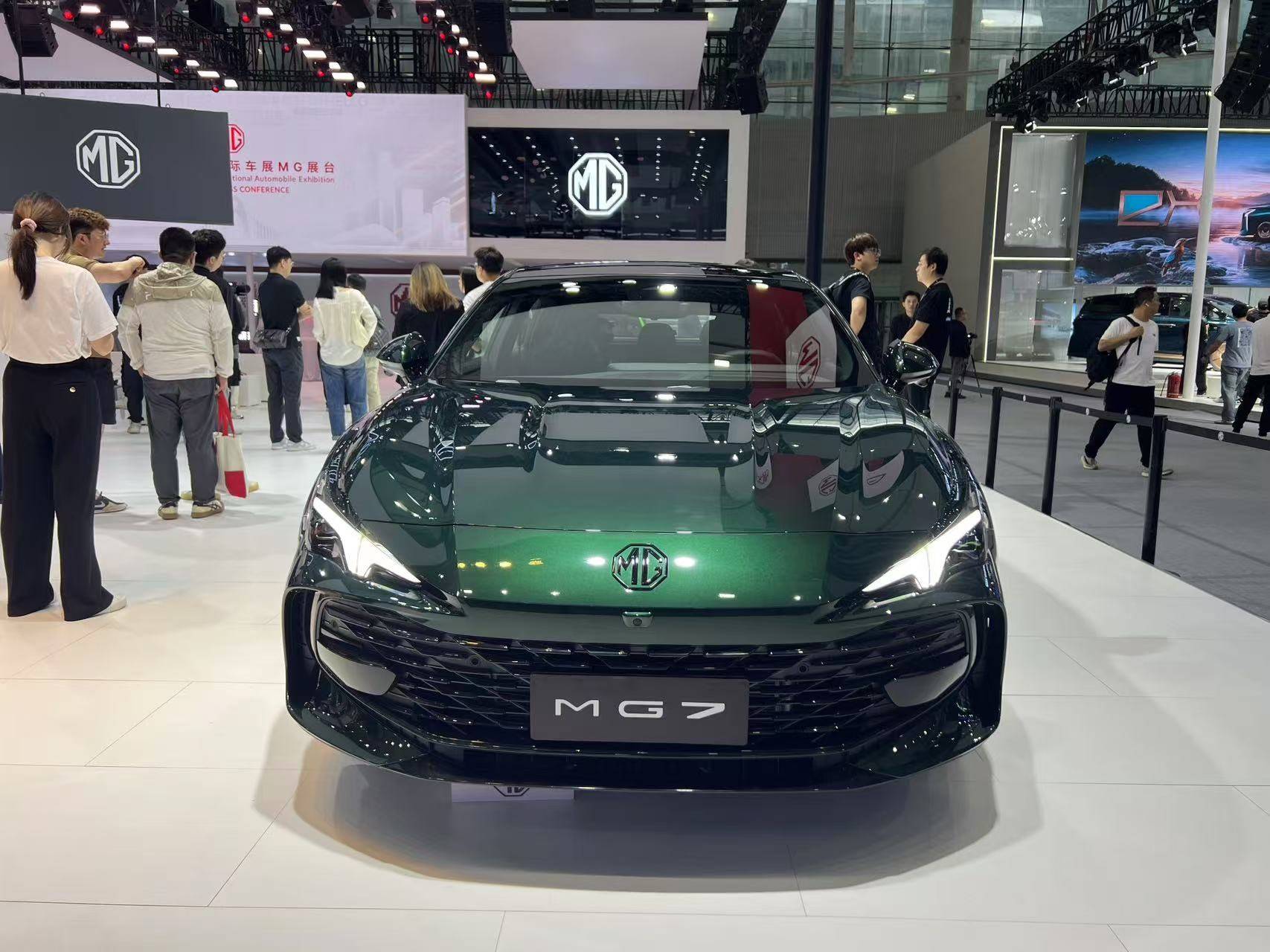 这颜值拿捏到位！年轻人的运动轿跑，2025款MG7首发亮相_搜狐汽车_搜狐网