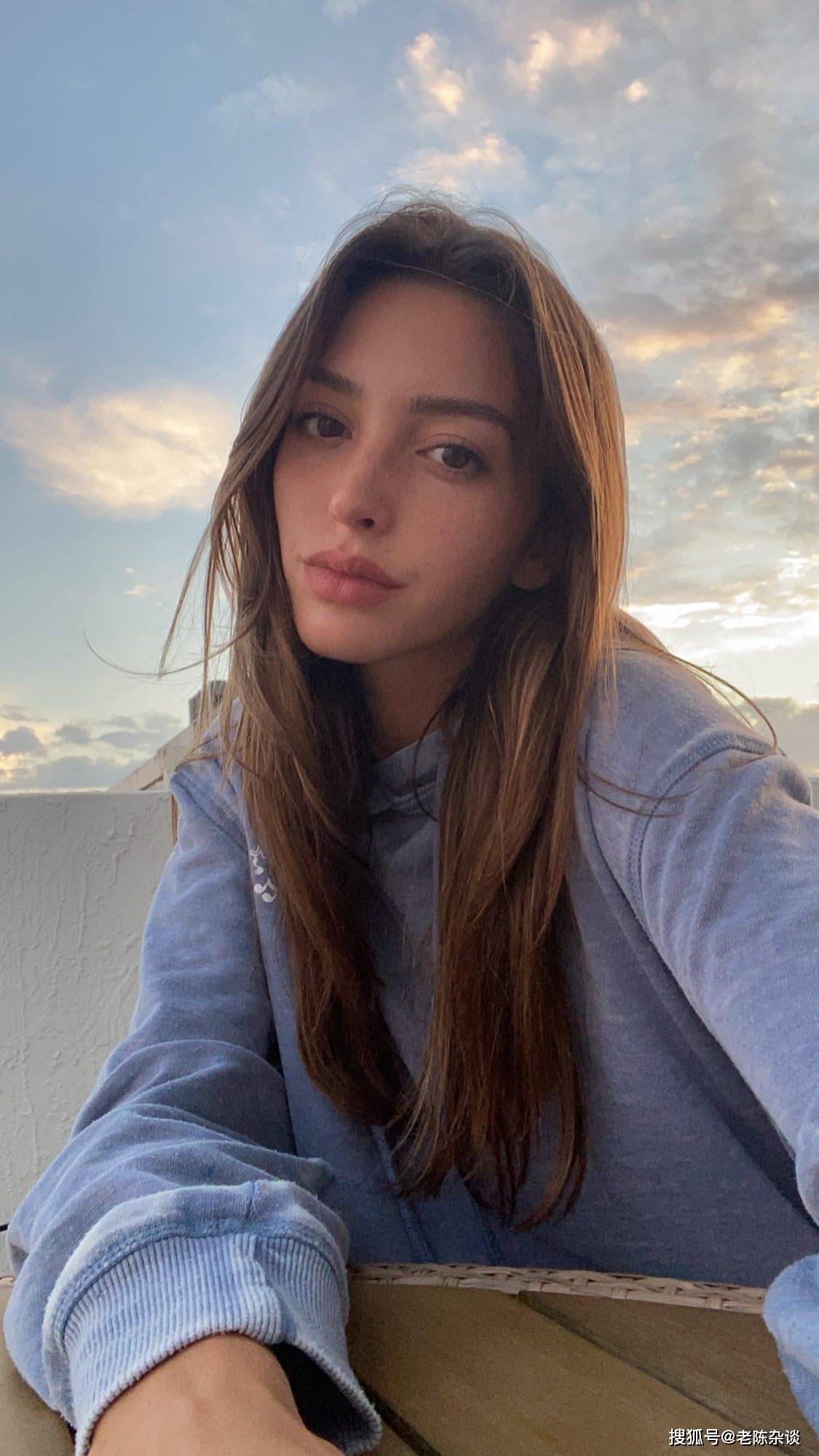 扛不住啊扛不住，Charlee Farach，身材也太饱满有料了！_线条_魅力_气质