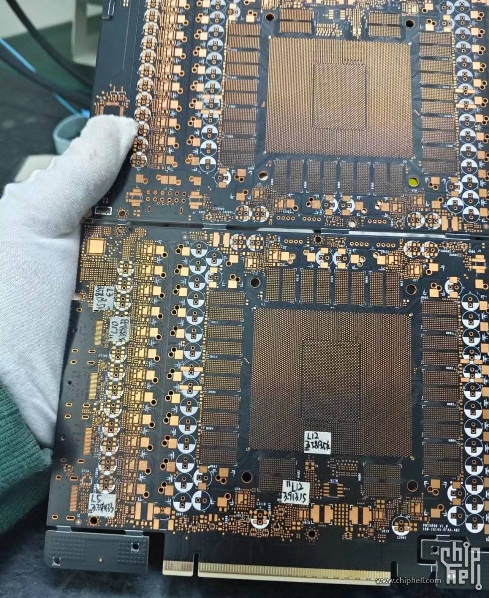 英伟达RTX 5090 PCB板曝光：巨大的GB202 GPU，16个GDDR7显存模组_带宽_容量_连接器
