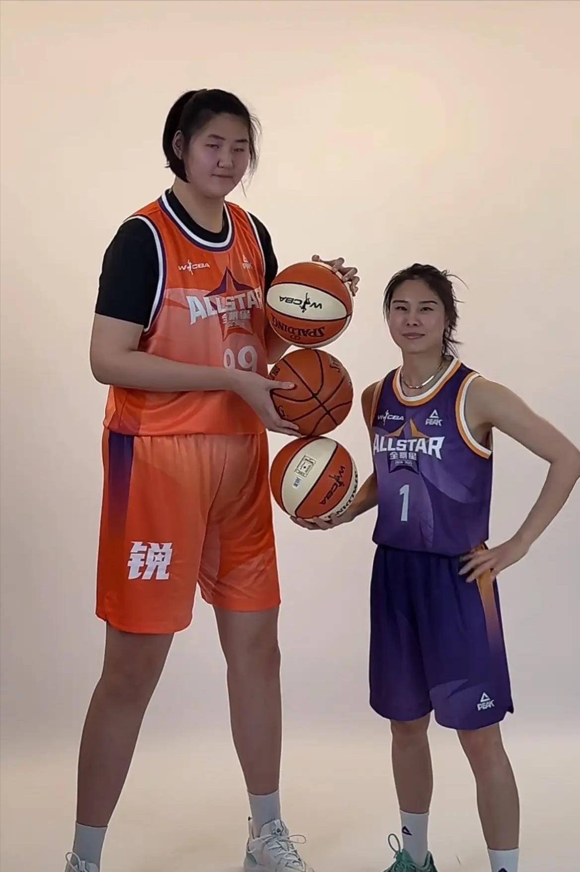 2米26张子宇亮相WCBA全明星赛，老乡王思雨热情照顾，尽显大姐范_中国女篮_wcba_亚洲杯