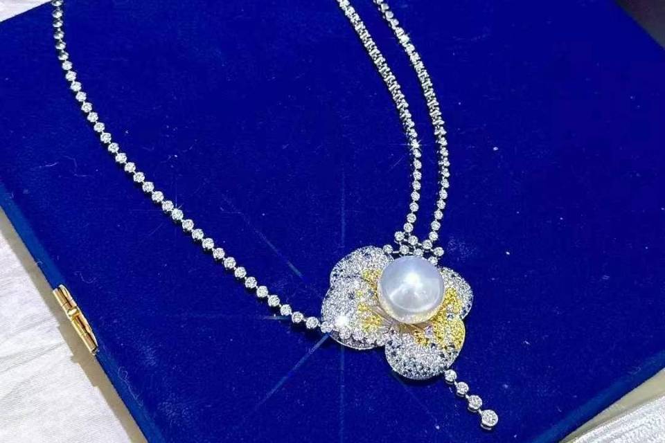 澳白花朵钻石项链 16-17mm 正圆极强青冷光近无瑕 轻微生长纹理 满钻花朵 重工镂空立体设计 通体钻石链子镶嵌 金重44g+ 18k白金 6.08ct 蓝宝石3.49ct