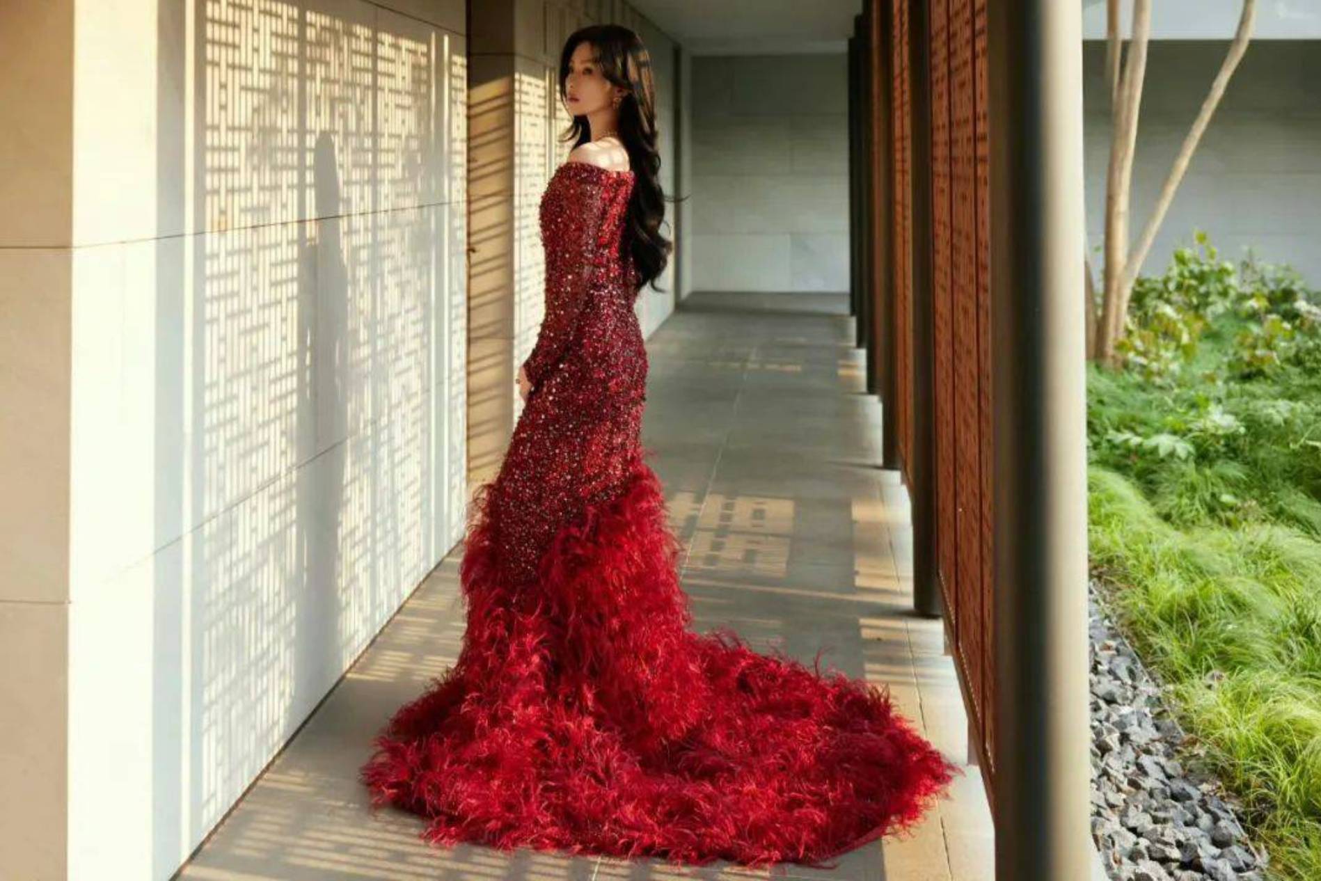 37岁刘诗诗最新美照曝光，穿镶钻露肩红裙漫步竹林，网友：这哪是写真，分明是“仙女下凡”！_龙葵_时尚_造型