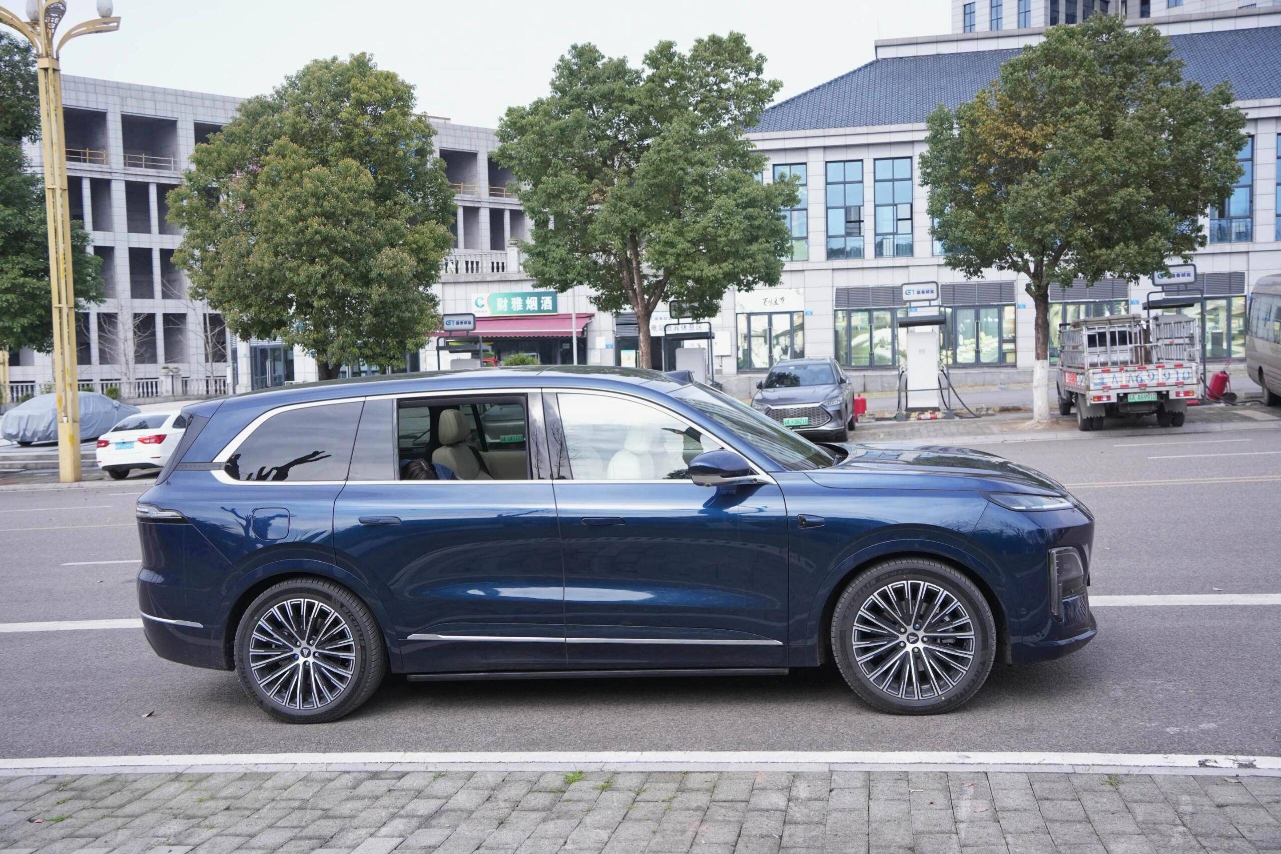 深蓝S09实车到店，长超5米2+华为智驾，配492马力+空悬魔毯CDC_搜狐汽车_搜狐网
