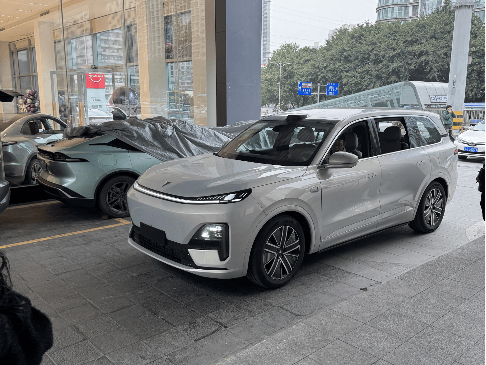 深蓝S09实车到店，长超5米2+华为智驾，配492马力+空悬魔毯CDC_搜狐汽车_搜狐网