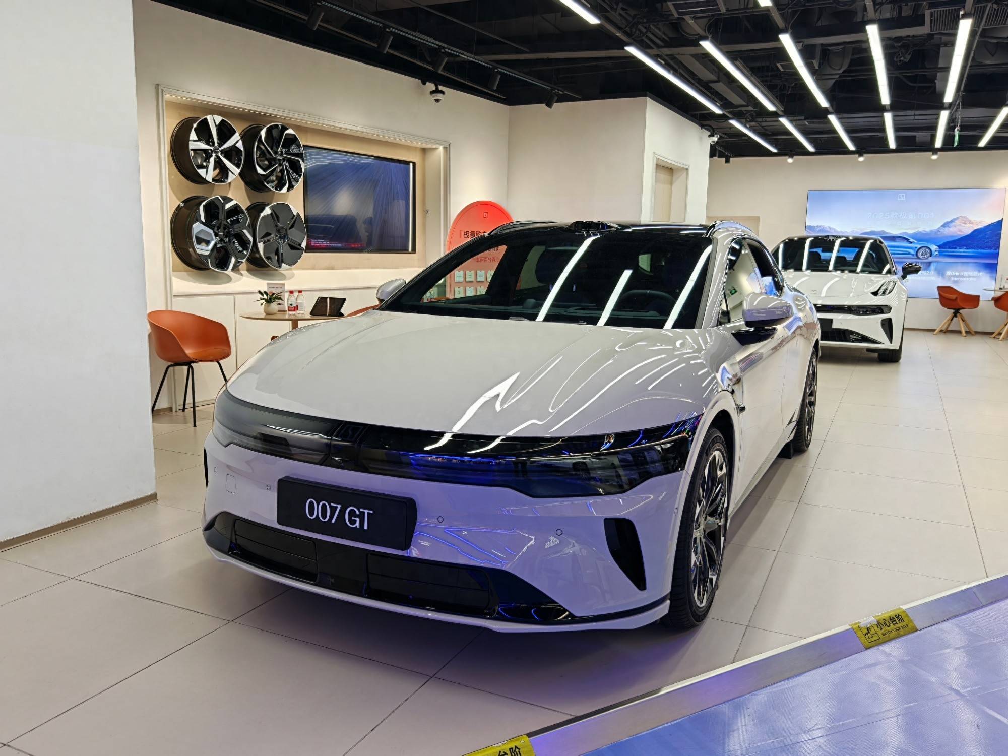 极氪007GT曲线进攻20万级纯电轿车市场，复制蔚来ET5T表现有点难_搜狐汽车_搜狐网