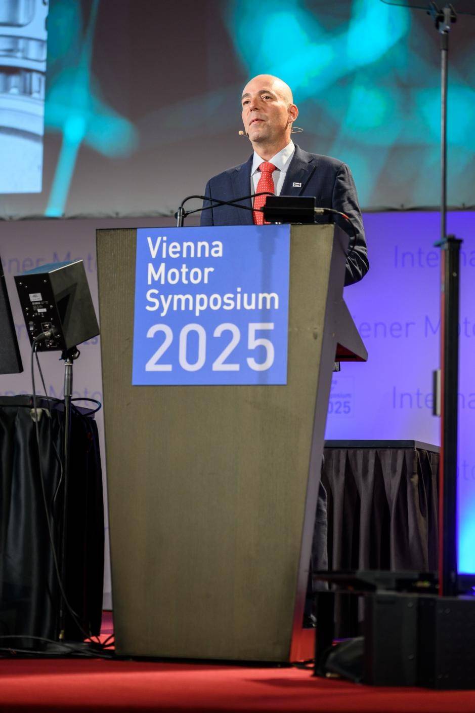 浩思动力Matias Giannini开幕致辞 以MGE发动机定义未来动力 2025维也纳汽车论坛瞩目登场_搜狐汽车_搜狐网