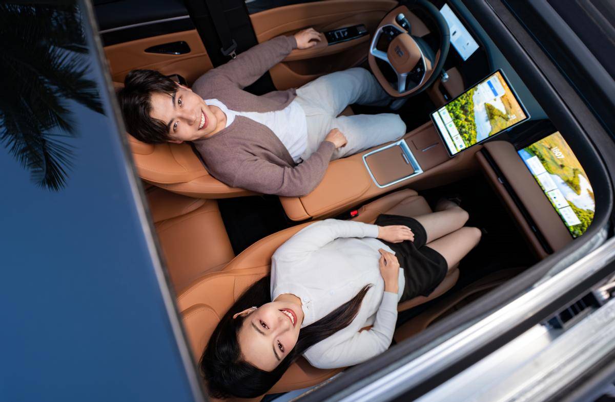 银河L7 EM-i试驾：7.7秒破百+3L油耗，家用车卷成新标杆？_搜狐汽车_搜狐网