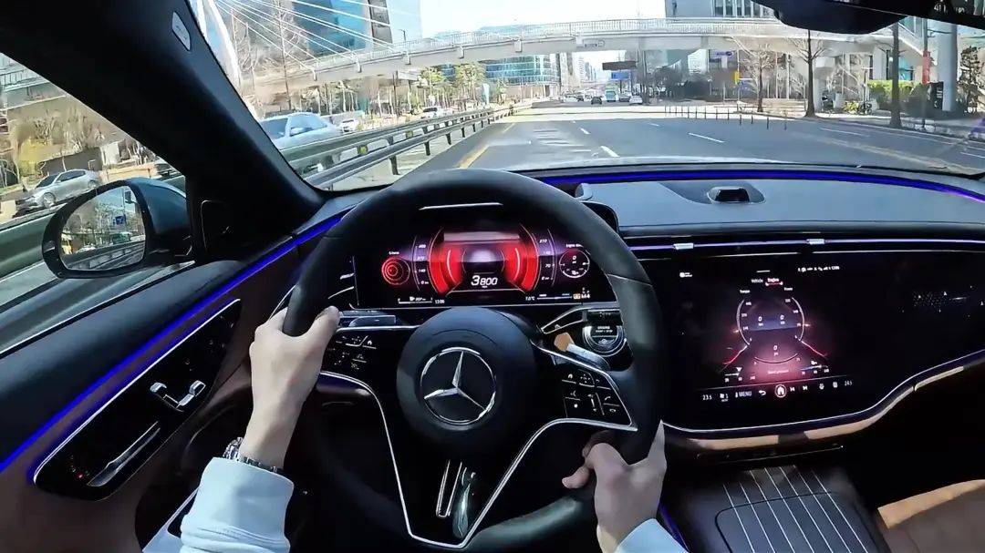 58万提了一辆奥迪A8，再开朋友的奔驰E300，车主，实测差距明显，压根不是一个档次！_搜狐汽车_搜狐网