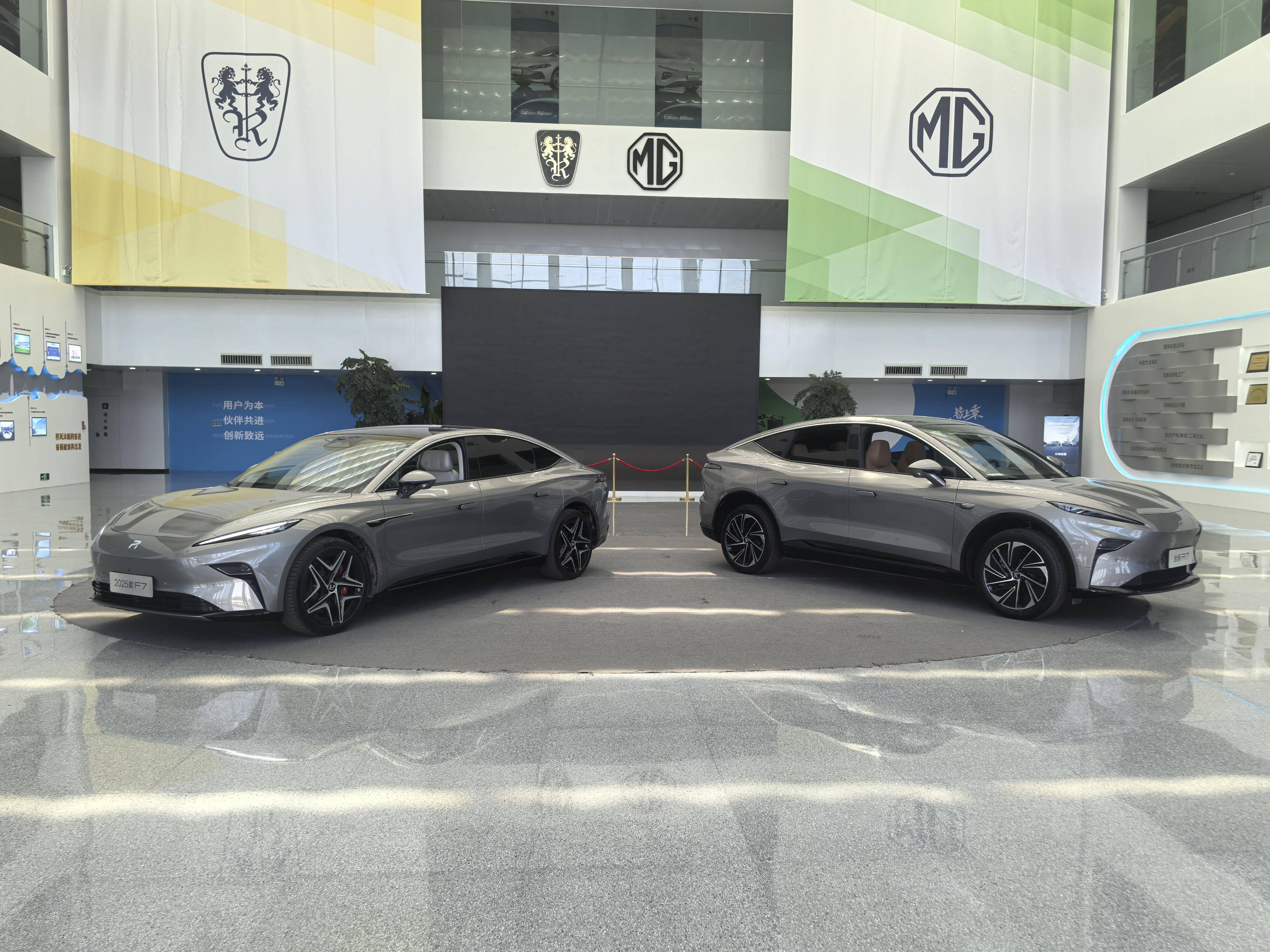 25款飞凡F7/R7实拍，细节调整+新配色，最高245马力+续航730km_搜狐汽车_搜狐网