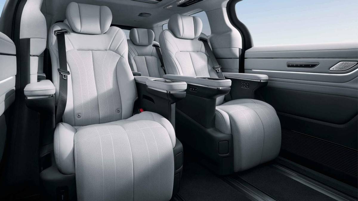 30 万预算 MPV 终极 PK！翼真 L380 四排黄花梨 vs 腾势 D9，老板们选谁？_搜狐汽车_搜狐网