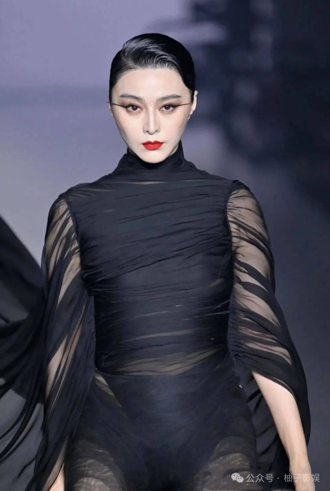 43岁范冰冰和黑人模特同台走秀，果然没有对比就没有伤害，全方位碾压！ - 娱乐八卦