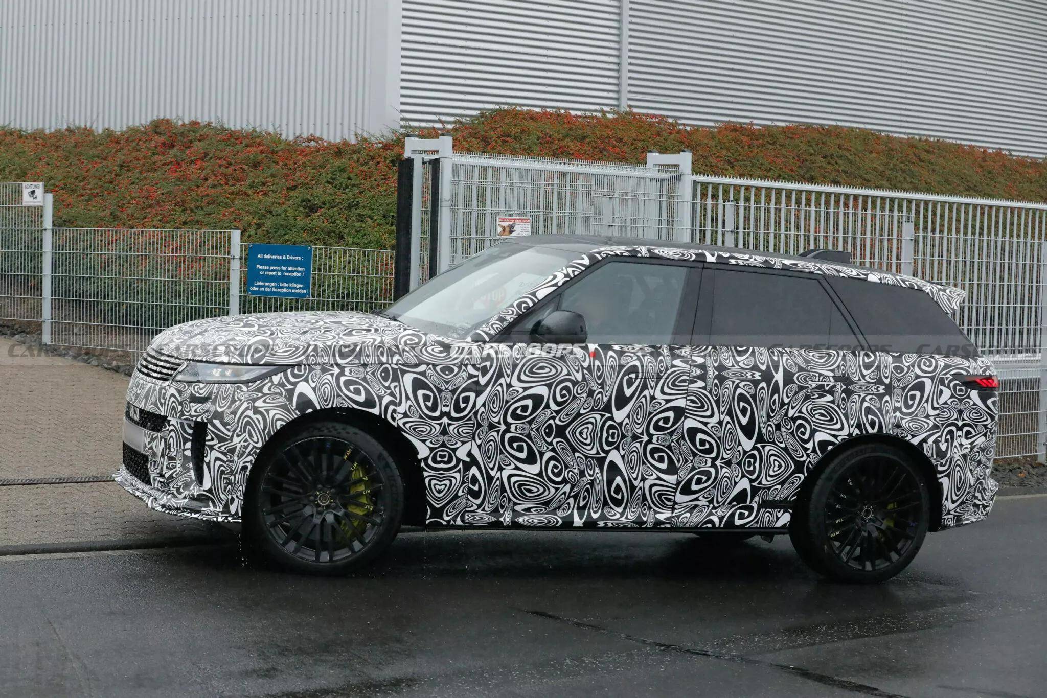 新款揽胜运动版SV：尾部双排气，4.4T V8引擎 635马力 3.7秒破百_搜狐汽车_搜狐网