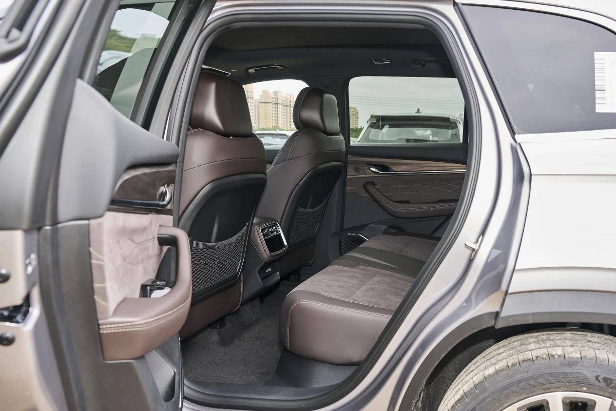 吉利"硬菜"大升级，搭高功2.0T+8AT，配CMA线控底盘，买SUV看它_搜狐汽车_搜狐网