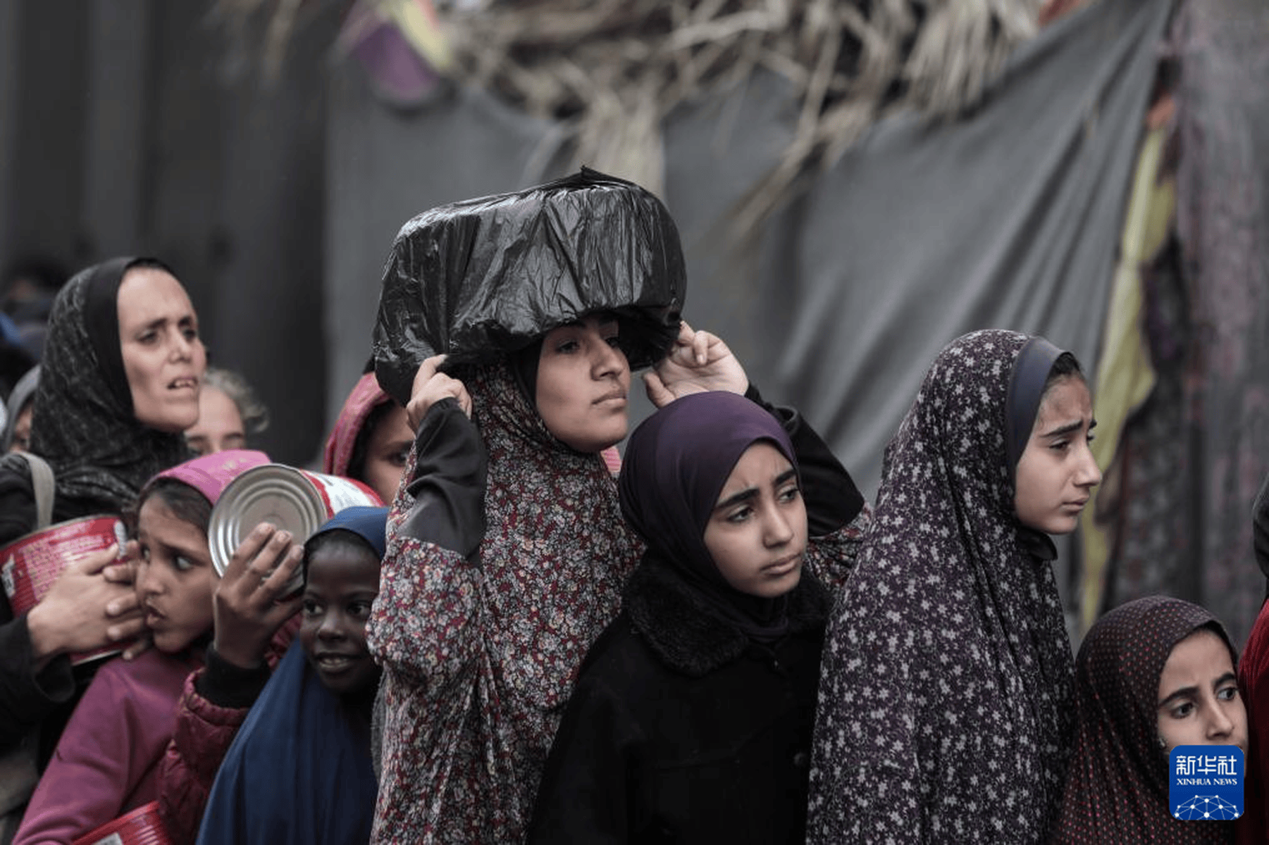 岁末年终加沙地带人道危机加剧 民众领取救援食物