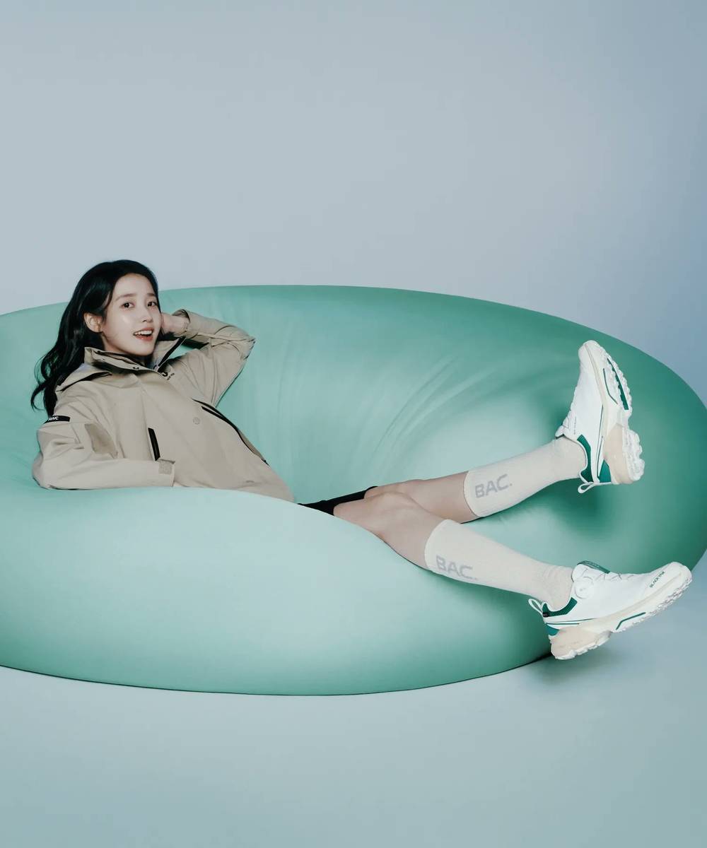 IU身穿冲锋衣运动风满满 秀修长双腿少女感十足