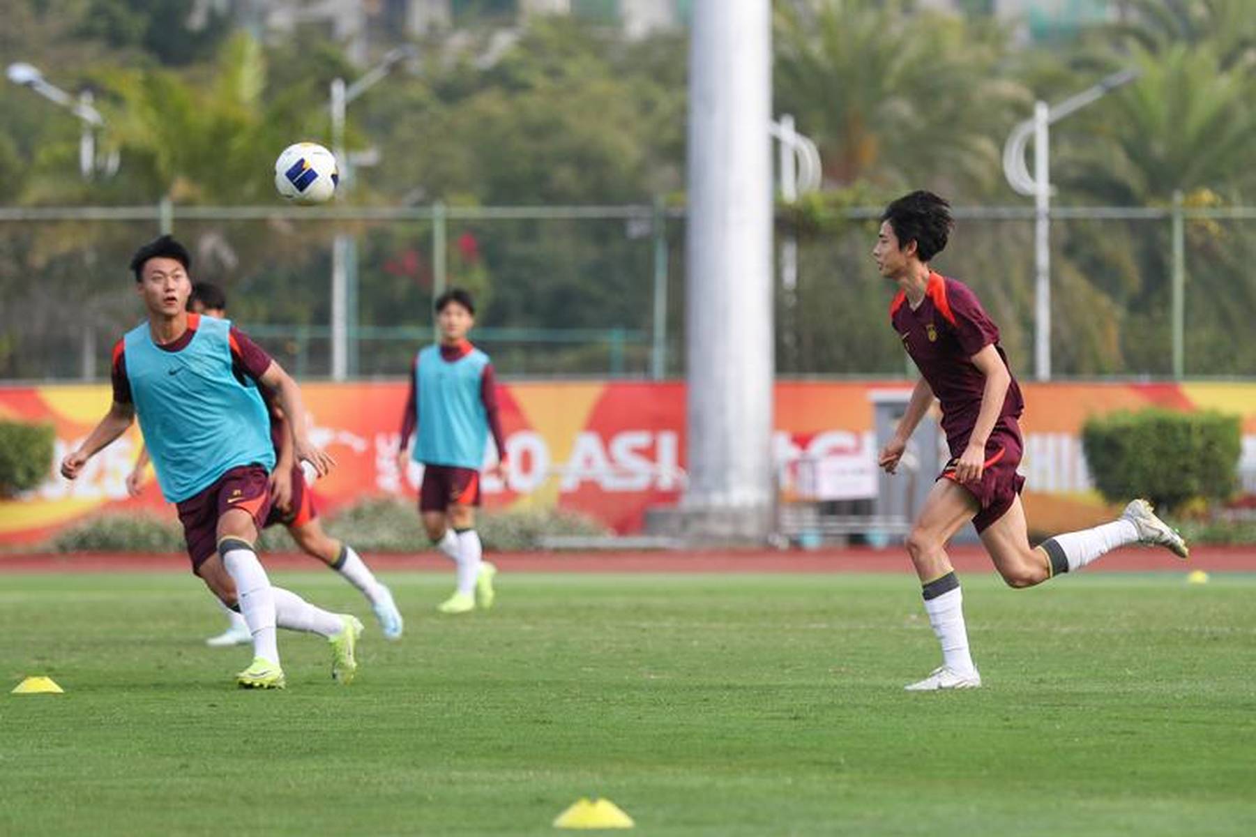 组图：U20亚洲杯中国队备战沙特 蒯纪闻在训练中