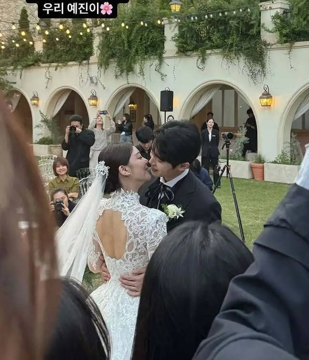 韩国歌手Ailee与丈夫举办婚礼 二人在亲友祝福下相拥热吻