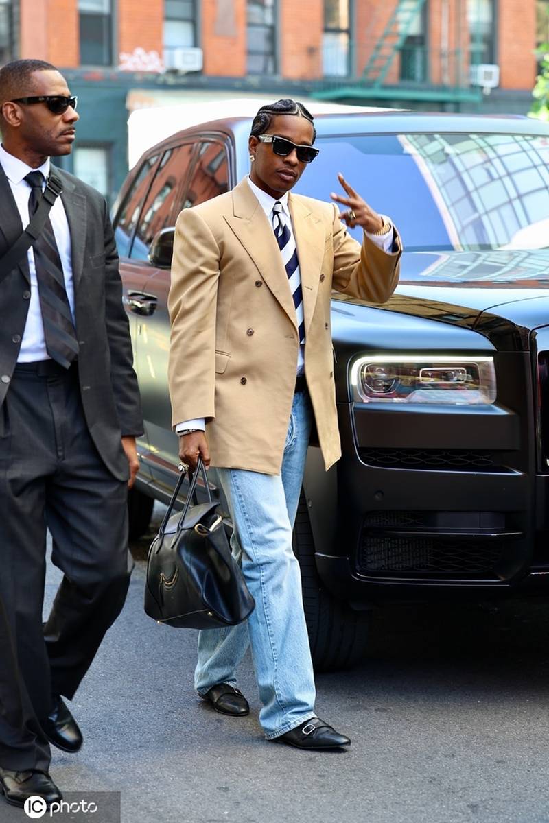 A$AP Rocky现身纽约街头 黄色西装条纹领带Celine手袋时尚个性