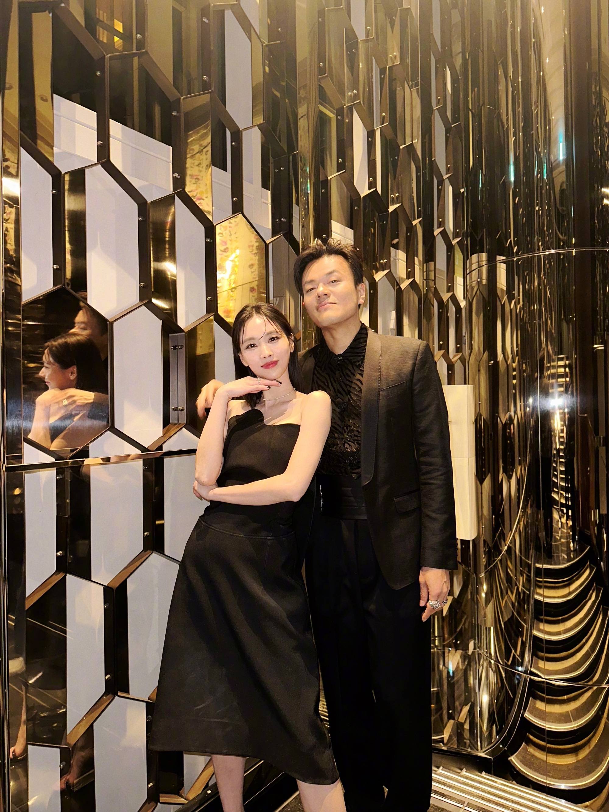 梦回女团miss A！王霏霏晒与JYP合照令人动容-搜狐大视野-搜狐新闻