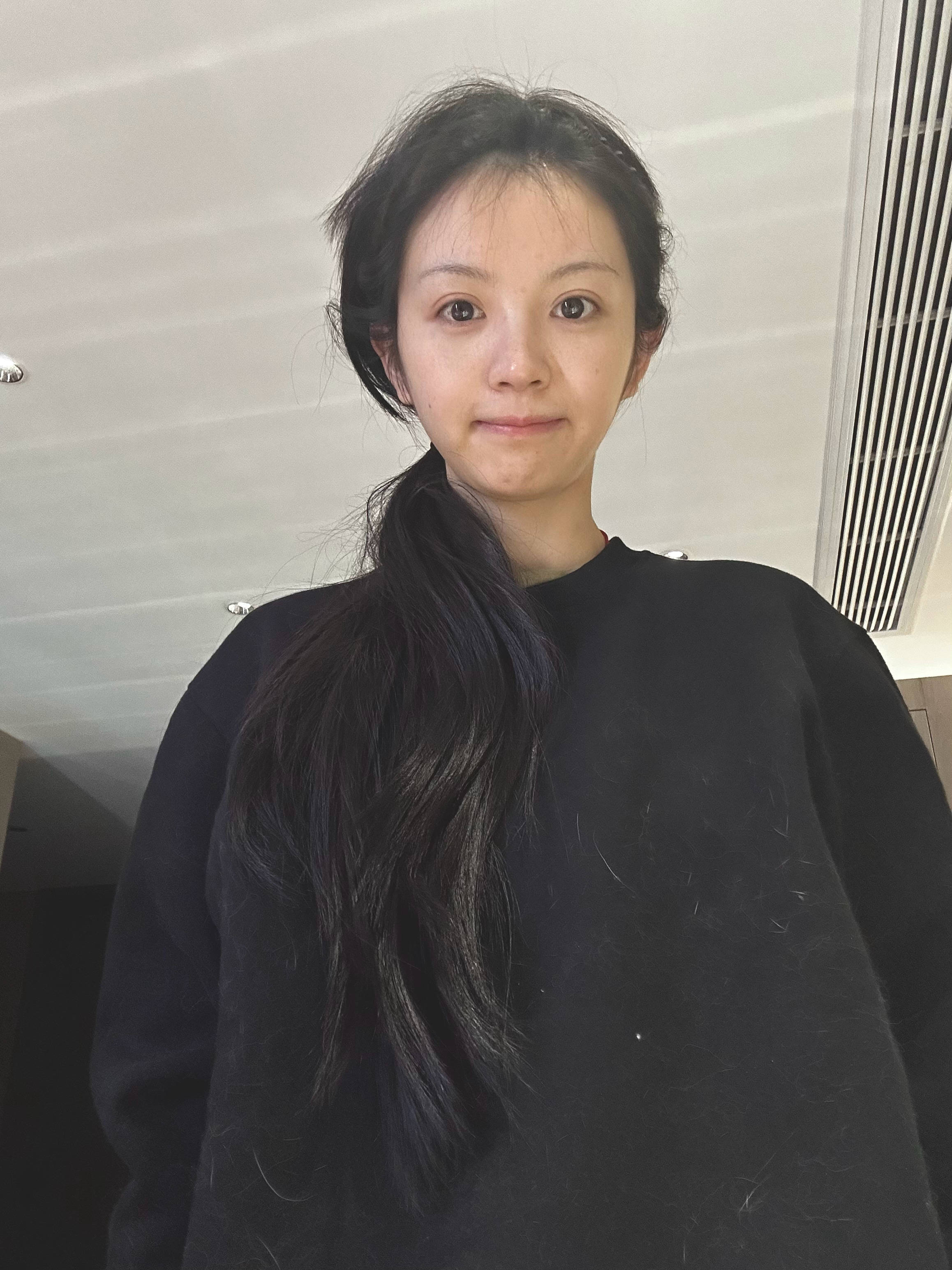田曦薇晒素颜自拍照乖巧呆萌 高举猫咪似可爱少女-搜狐大视野-搜狐新闻