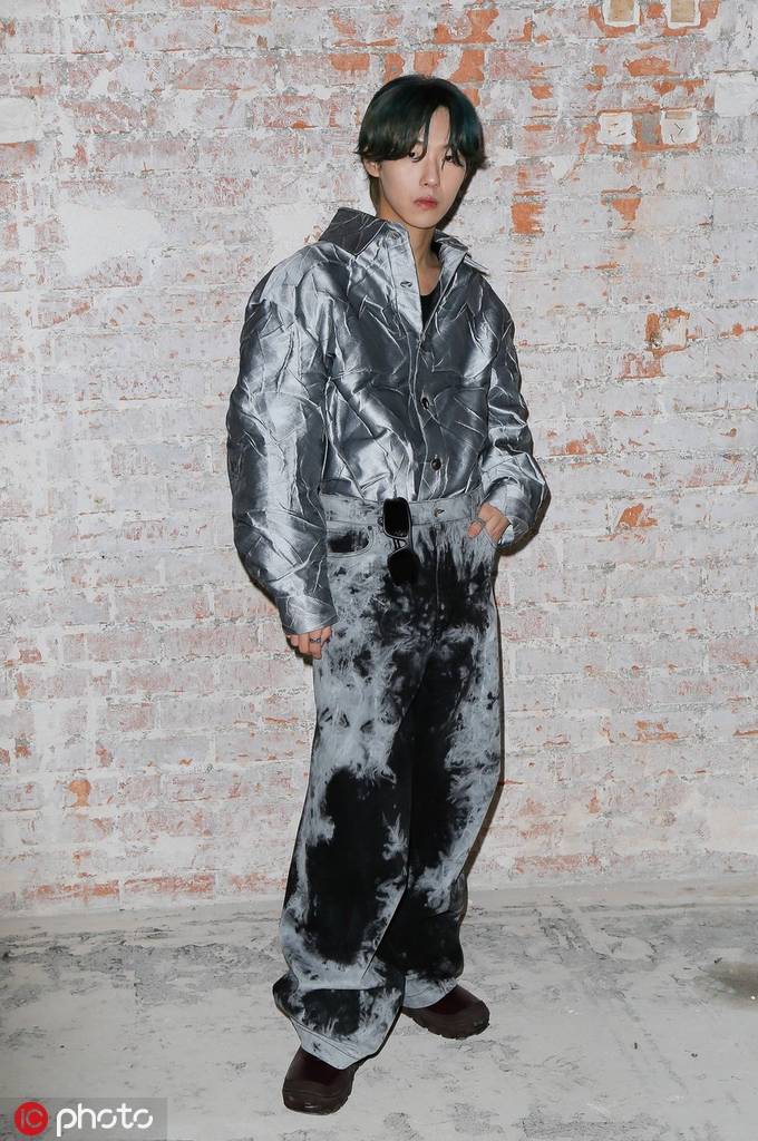 韩国歌手Taek现身 2024秋冬男装秀场前排看秀-搜狐大视野-搜狐新闻