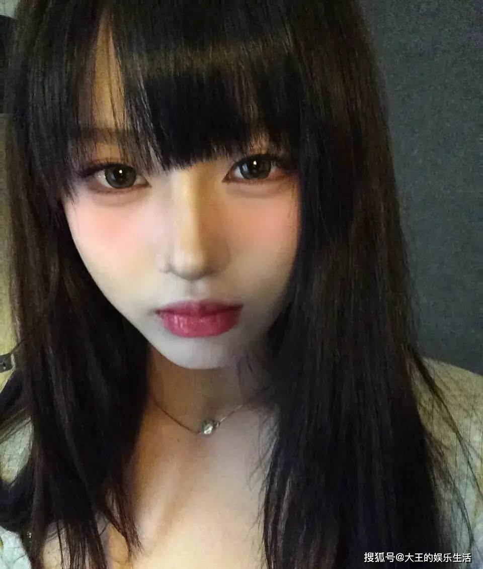 汪峰女儿小苹果晒留学照，身穿长风衣配短裙黑丝袜 -6parkbbs.com