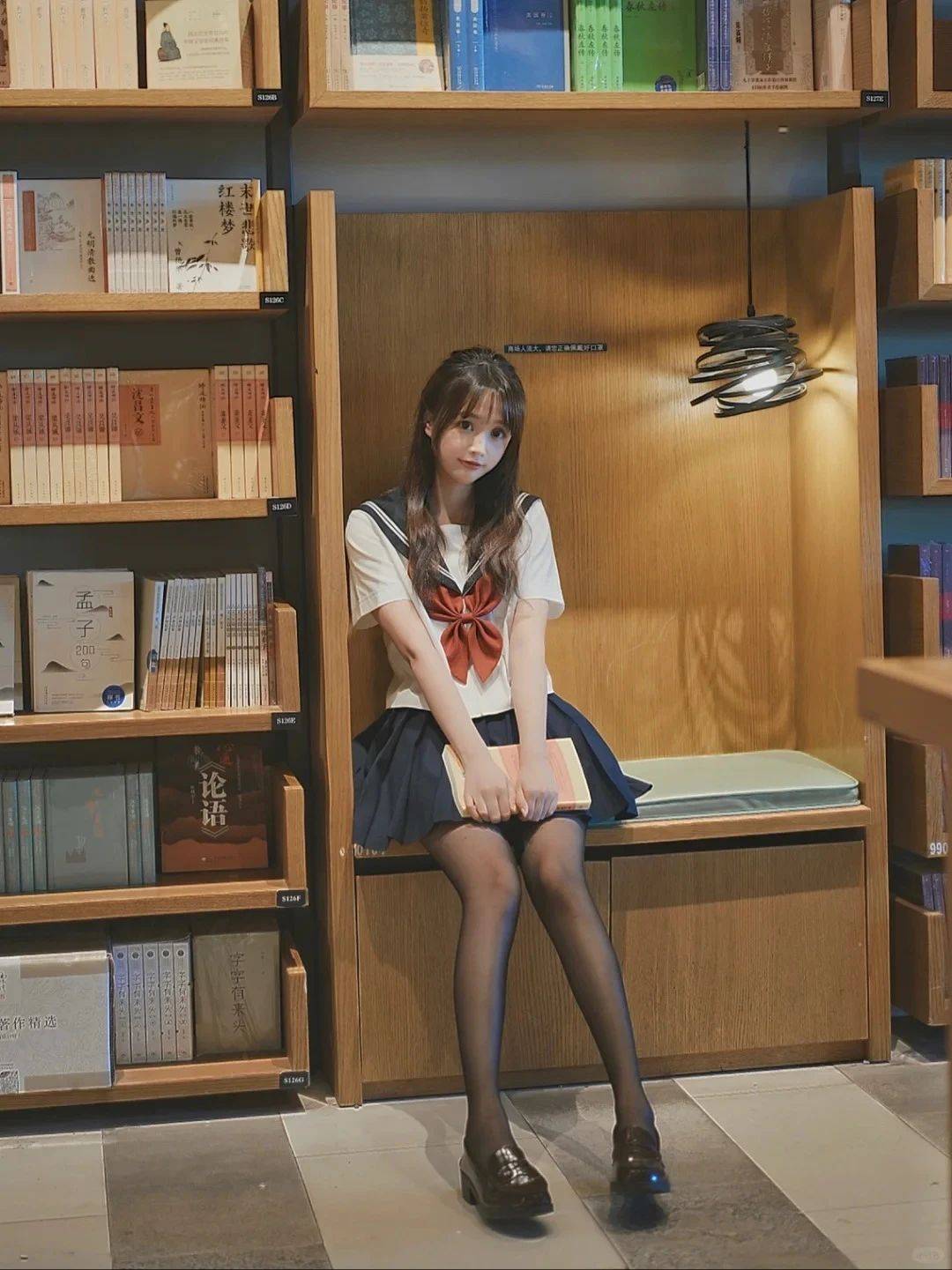 JK配黑丝，校园女神纯欲天花板-搜狐大视野-搜狐新闻