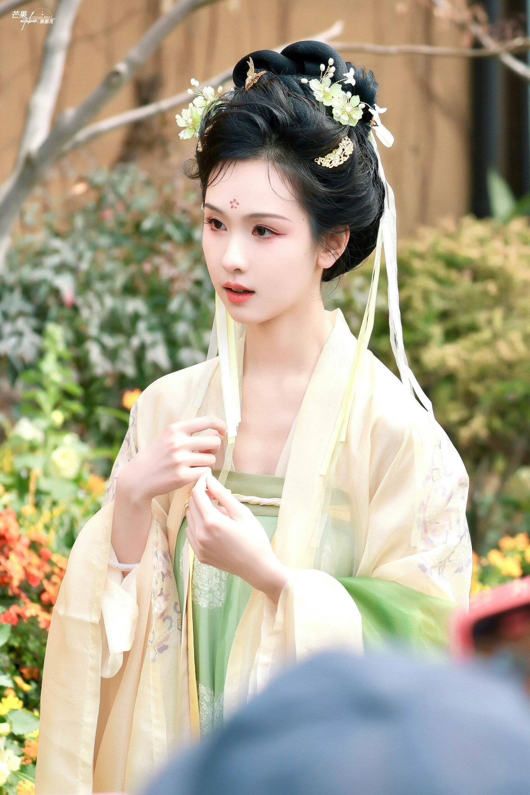 陈都灵穿嫩黄色唐制汉服 柔美明媚似花神降临-搜狐大视野-搜狐新闻