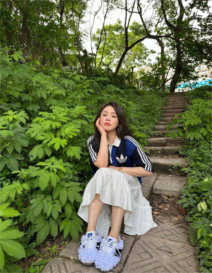 马思纯球衣搭配蛋糕裙德训鞋 状态超好元气满满！-搜狐大视野-搜狐新闻